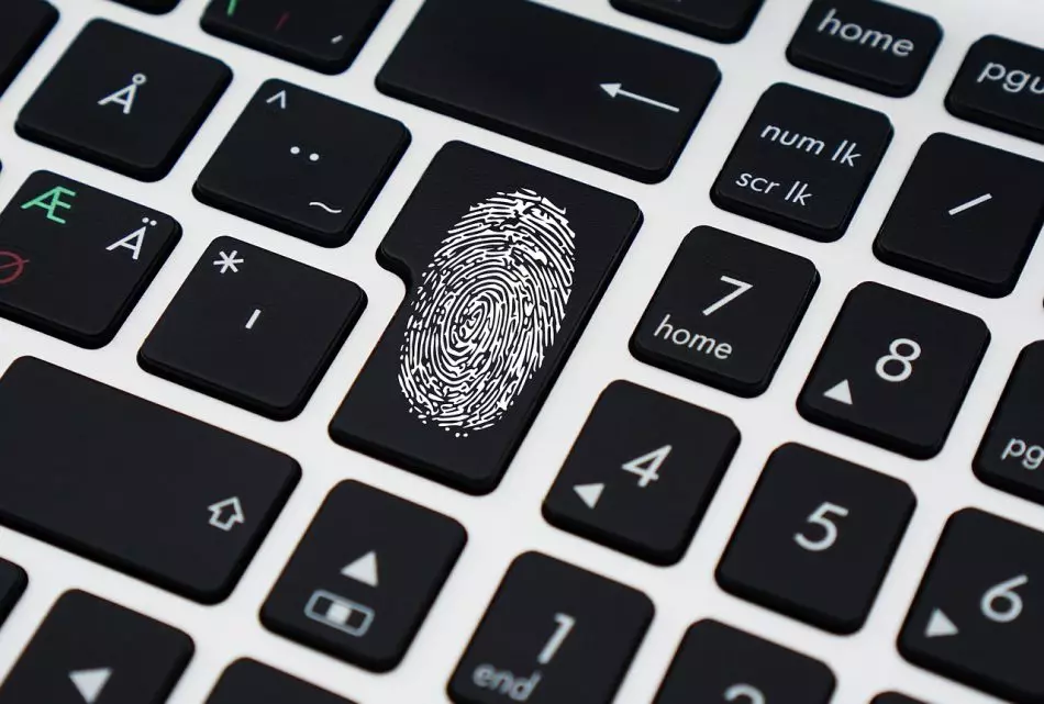 Di iCloud, akan mungkin untuk mendapatkan hanya setelah otorisasi biometrik