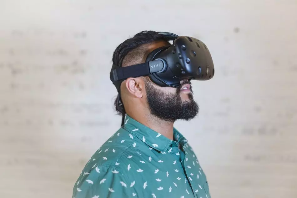Man in virtual reality helm
