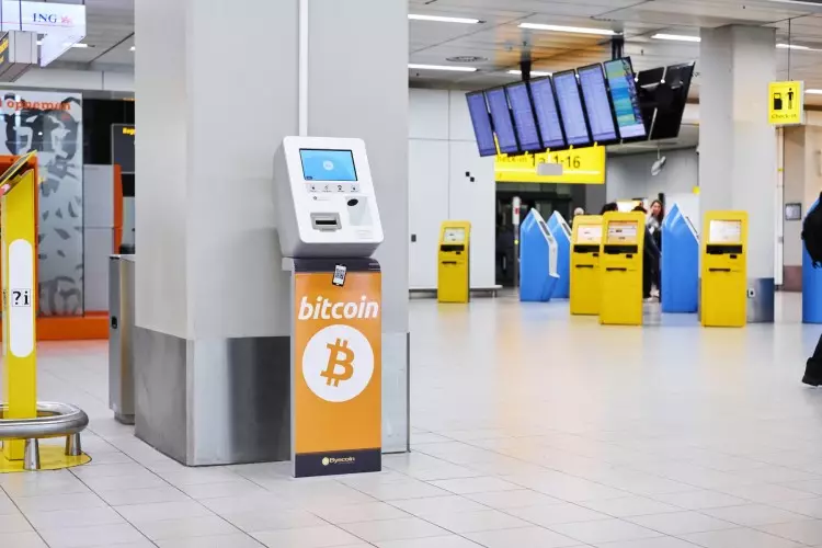 В аеропорту Амстердама з'явився біткоіни-банкомат