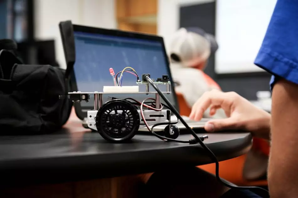 Derketina baregehên Colorado dê di Farmer Robot Robot de mijûl bibin