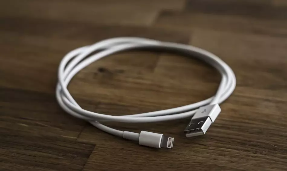 Ang pekeng cable para sa pag-hack ng mga computer ng Apple ay mahirap na makilala mula sa orihinal