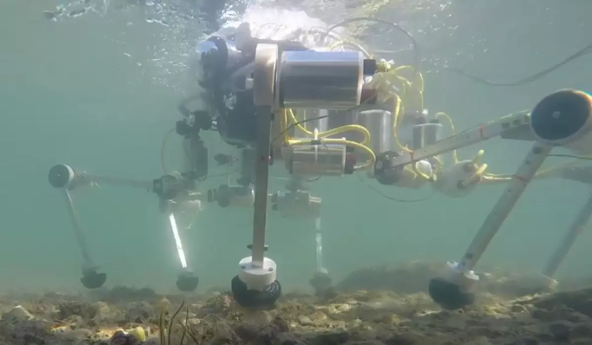 El robot italiano Cangrejo Silver 2 se encontrará en el agua de los residuos plásticos.