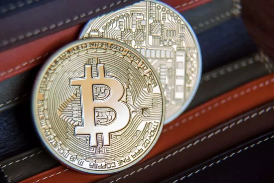 Bitcoin sukcese venkas la nivelon de $ 7500