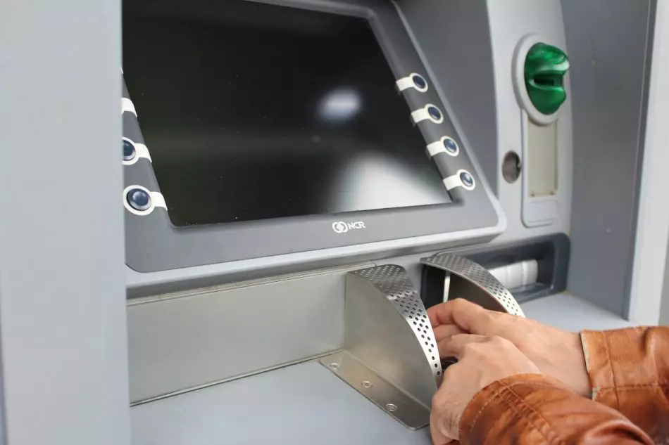 Di tempat awam di Belanda, ATM pertama dengan sistem Amber Alert telah dipasang