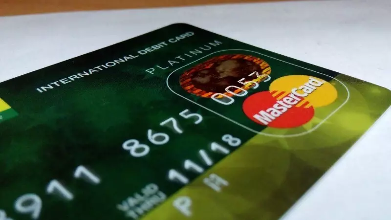 एक अज्ञात बैंक कार्ड, इसका मुख्य दोष क्या है 8952_0