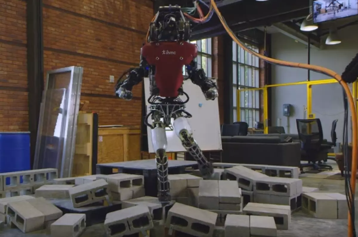 Ang mga gamit nga adunay mga bag-ong sensor nagtugot sa Atlas Robot nga mag-navigate sa wanang
